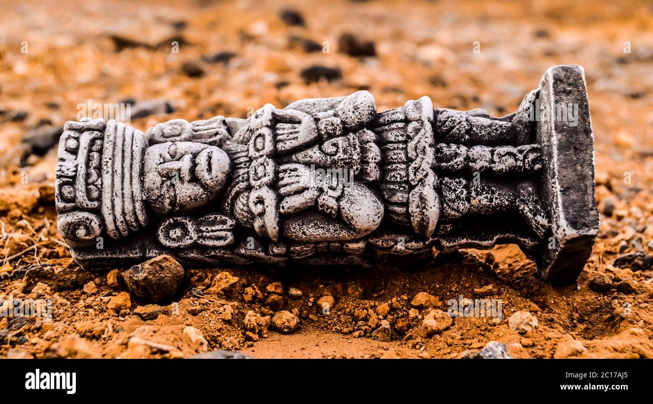 Old maya statue hi-res stock photography and images - Alamy