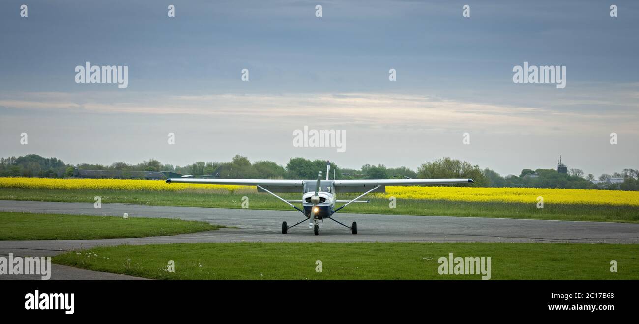 Small aircraft hi-res stock photography and images - Alamy