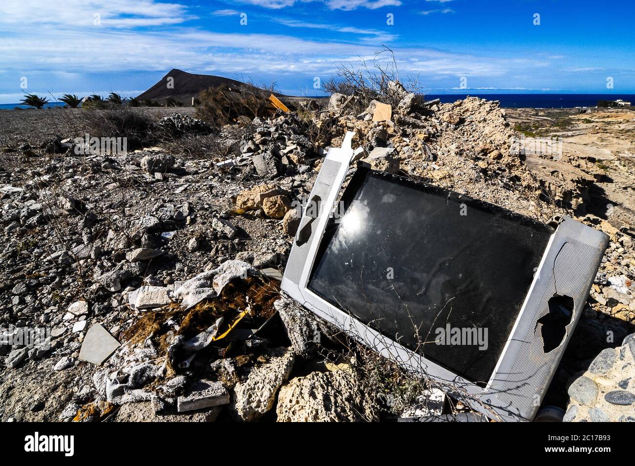 Broken tv hi-res stock photography and images - Alamy