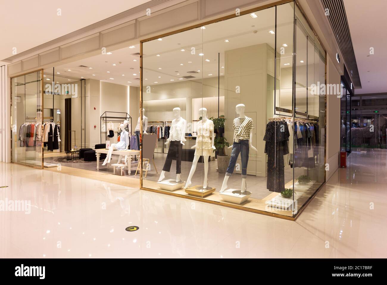 Fashion mall hi-res stock photography and images - Alamy