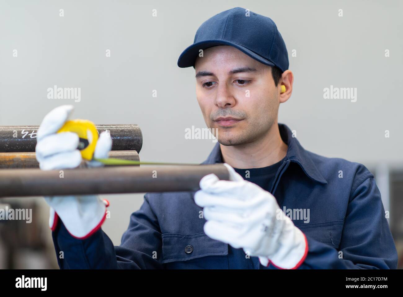 Portrait of a worker using a tape measure Stock Photo - Alamy
