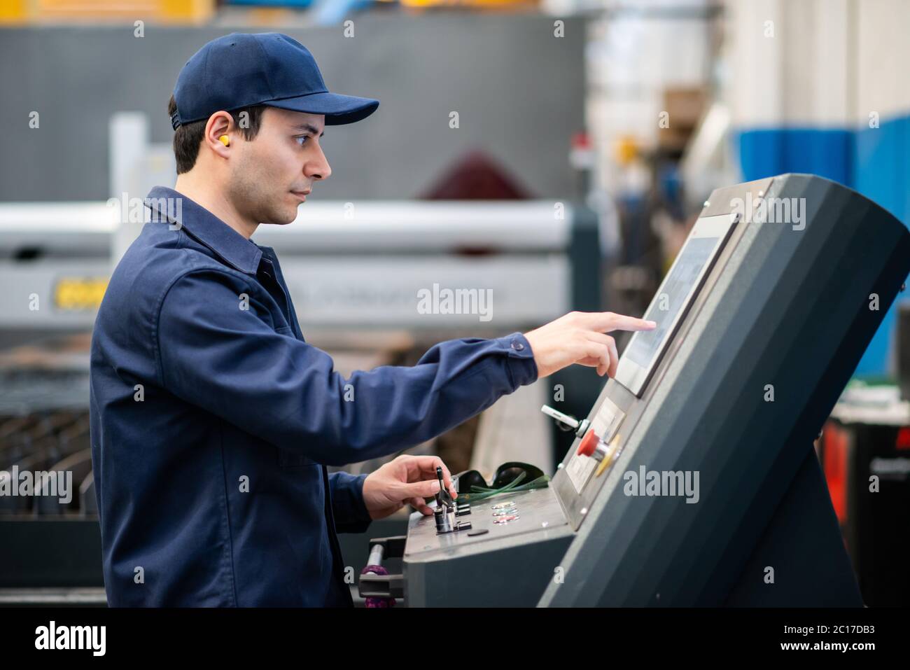 Factory worker using a plasma cutting machine Stock Photo - Alamy