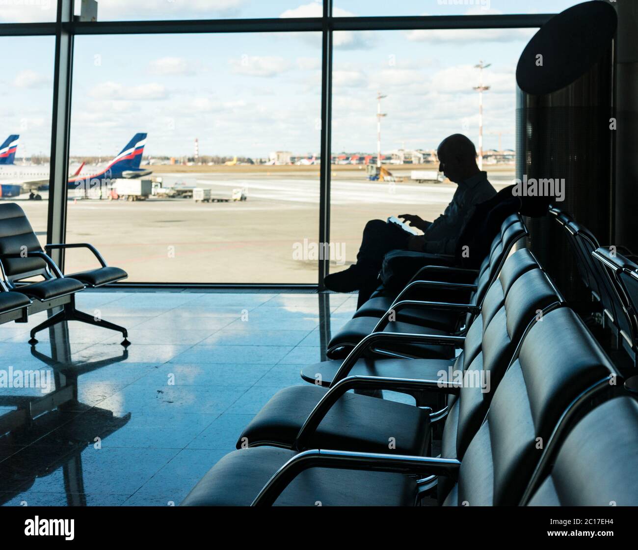 airport waiting area seats Stock Photo - Alamy