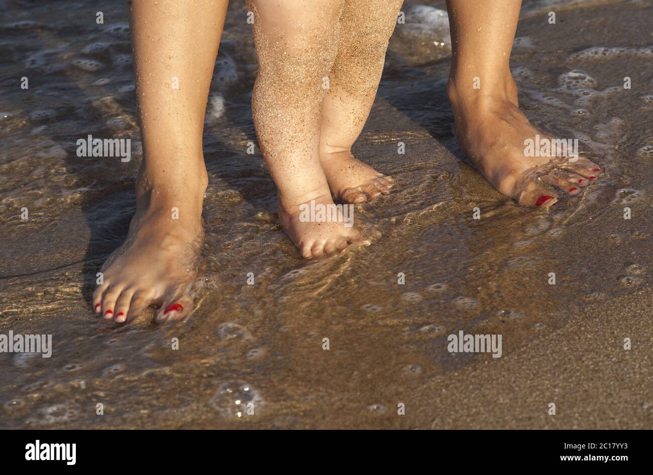 Baby doing his first steps on the beach Stock Photo - Alamy