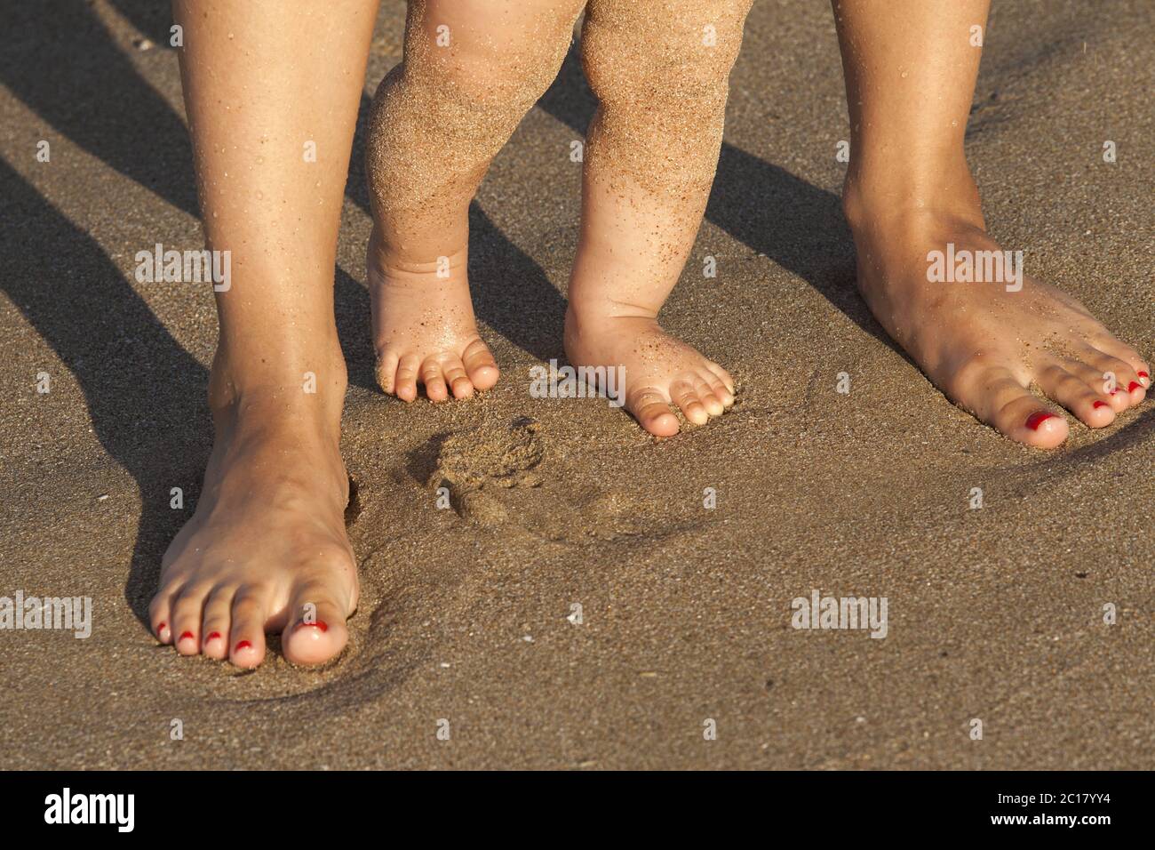 Baby doing his first steps on the beach Stock Photo - Alamy