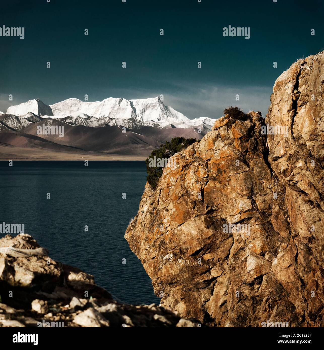 Nyenchen tanghla range hi-res stock photography and images - Alamy