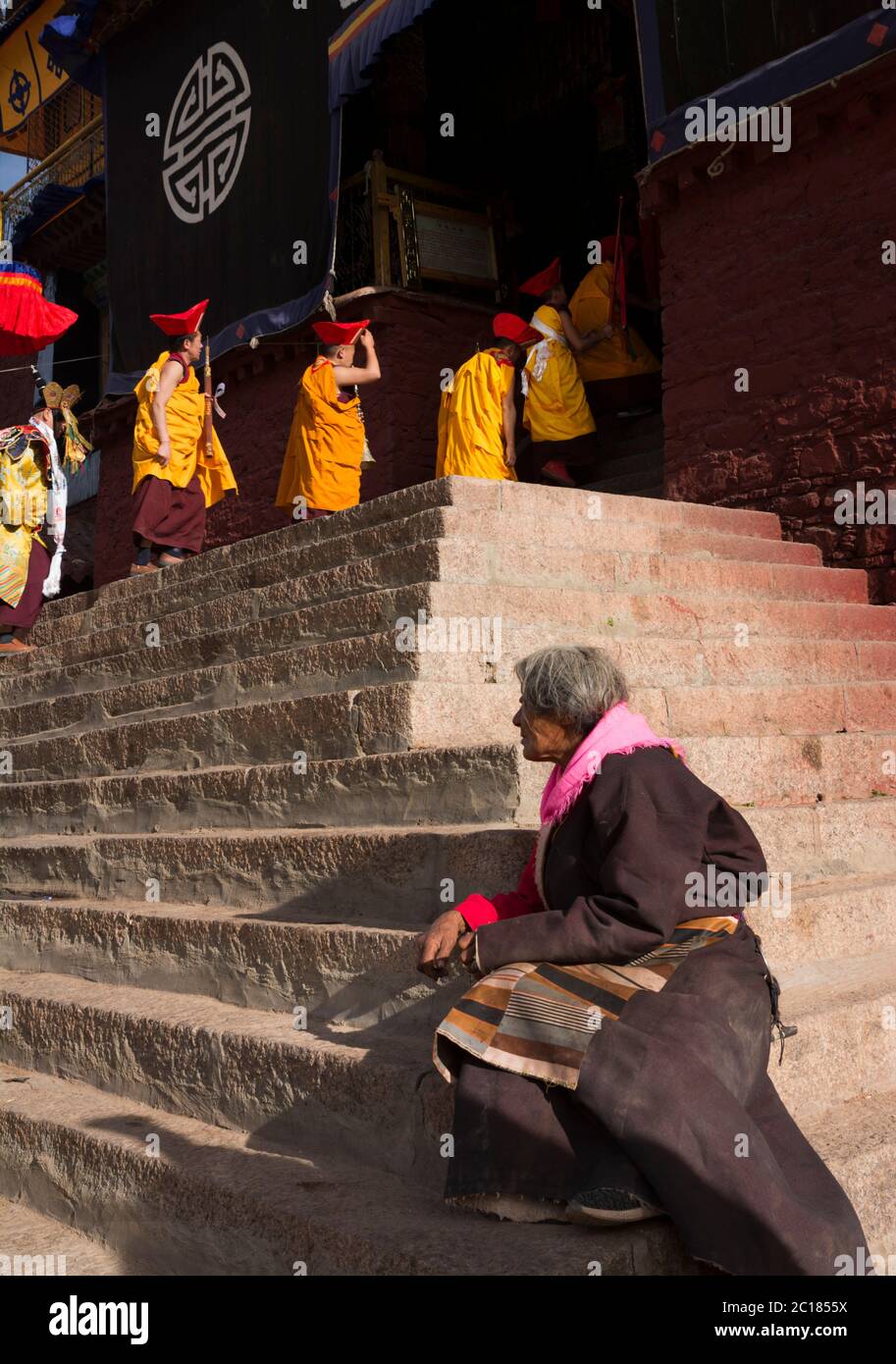 Female monks hi-res stock photography and images - Alamy