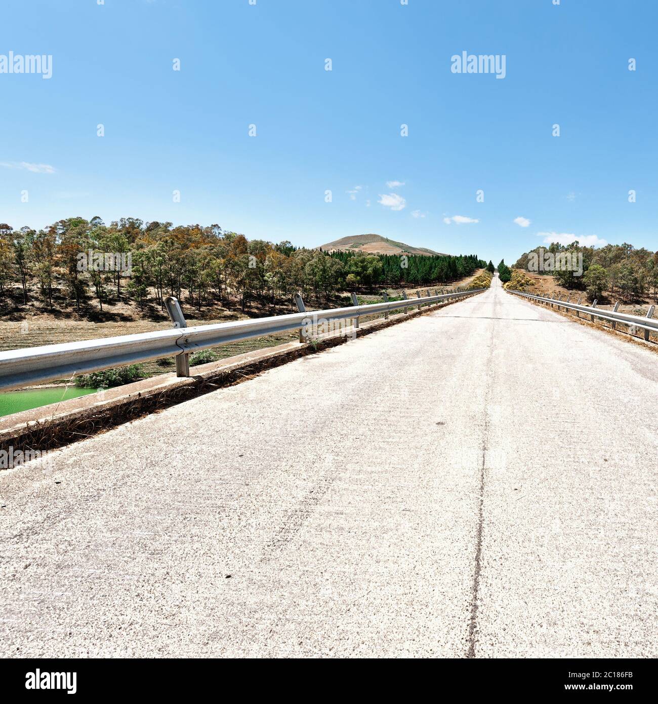 Straight road roadside hi-res stock photography and images - Alamy