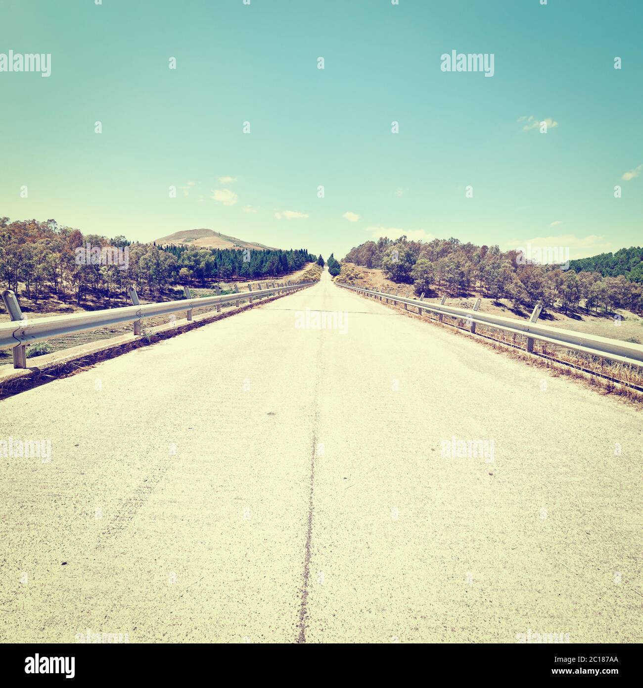 Straight road roadside hi-res stock photography and images - Alamy