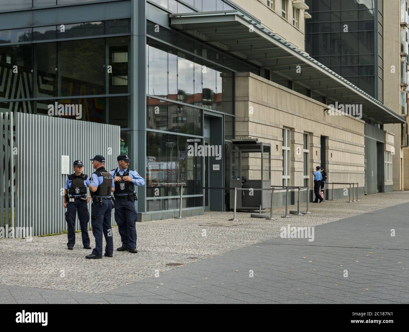 American embassy police hi-res stock photography and images - Alamy