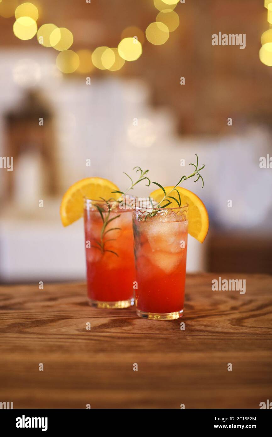 Two cocktails on counter hi-res stock photography and images - Alamy