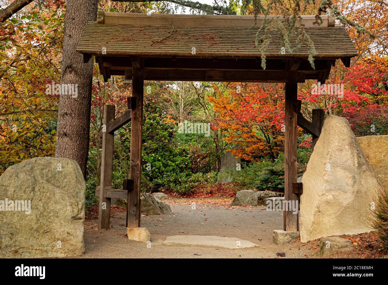 WA16753-00...WAHINGTON - Japanese style gate on a trail through Seattle ...