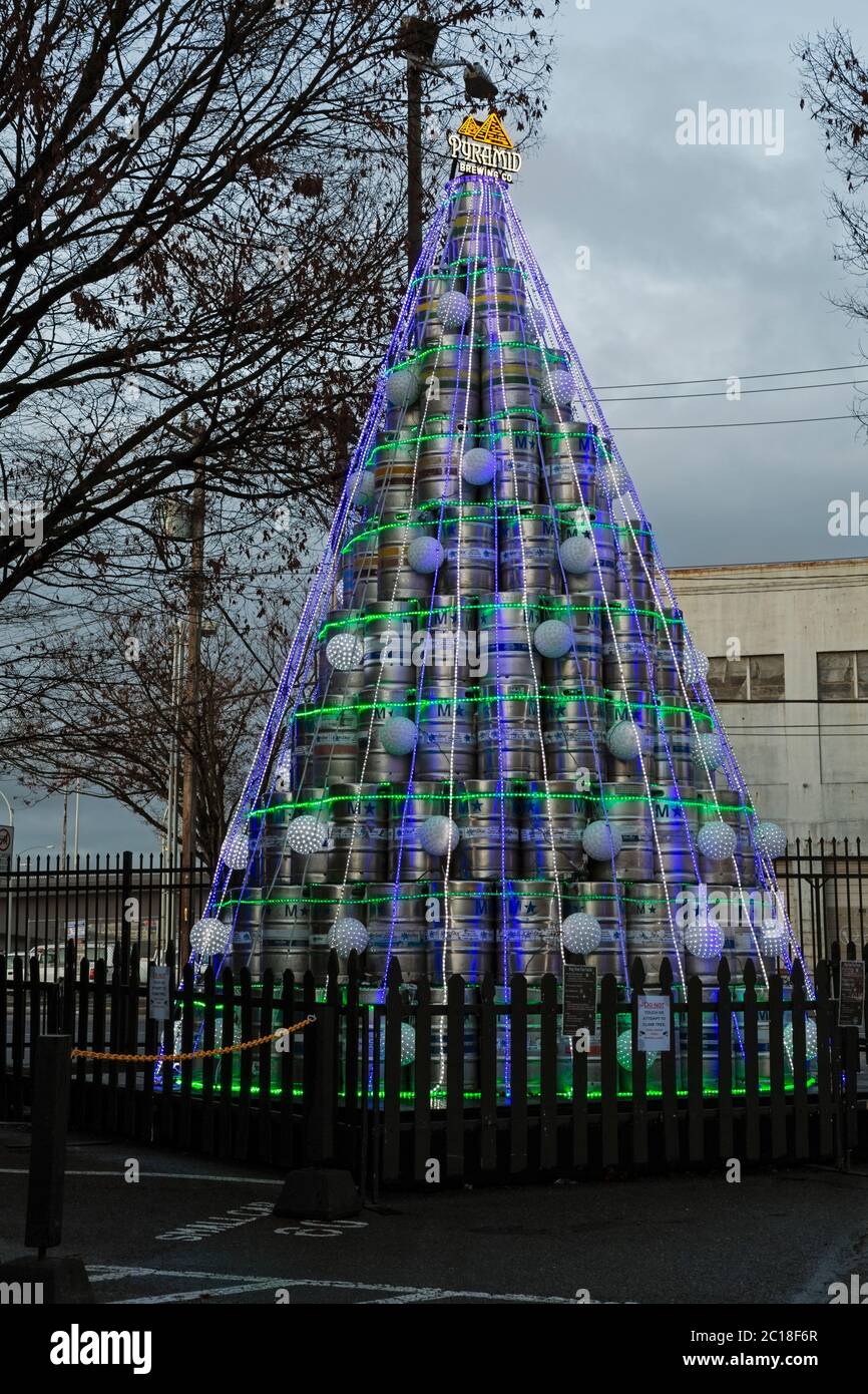 WA16776-00...WASHINGTON - A seasonally decorated tree created by beer ...