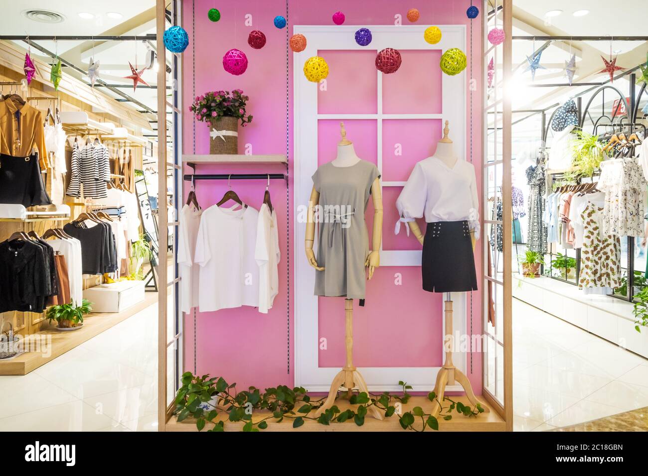 Modern fashion hi-res stock photography and images - Alamy