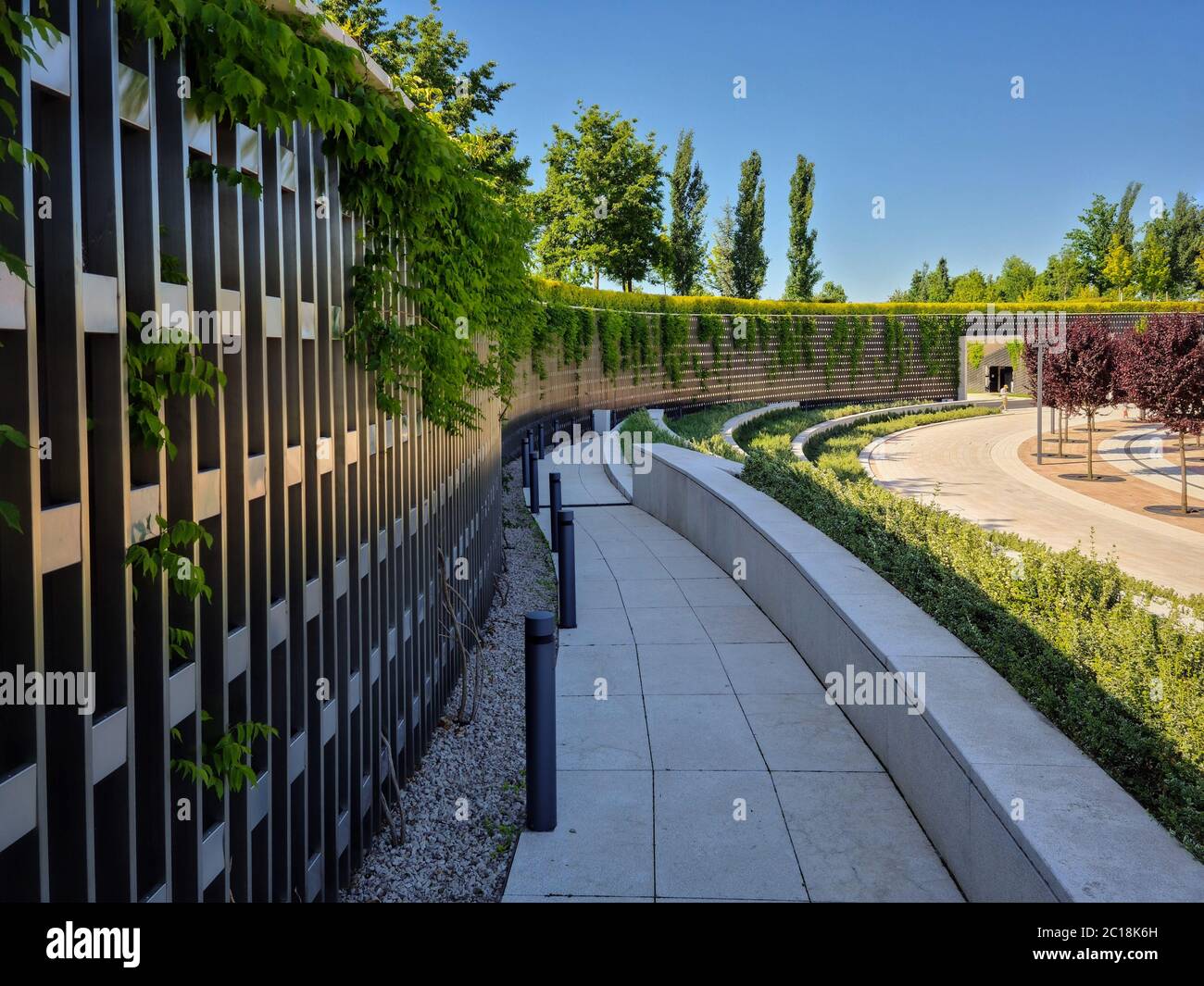hedge and architectural structure in the Park Stock Photo - Alamy