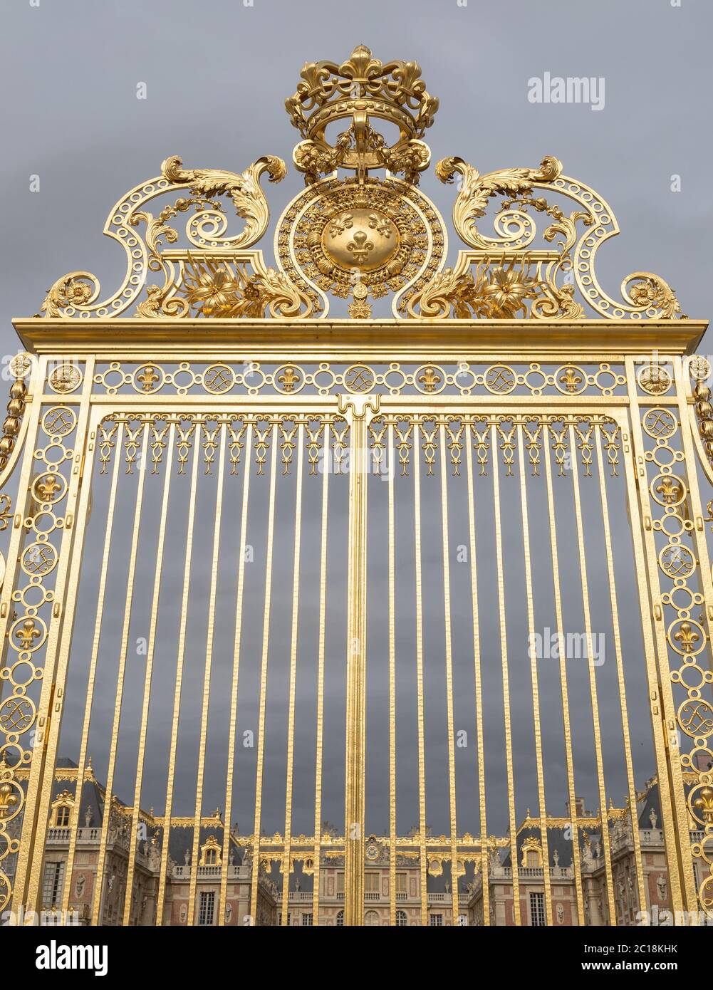 French chateau front door hi-res stock photography and images - Alamy