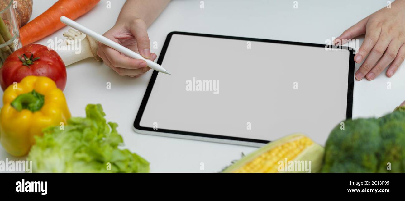 Hand electronic menu tablet hi-res stock photography and images - Alamy