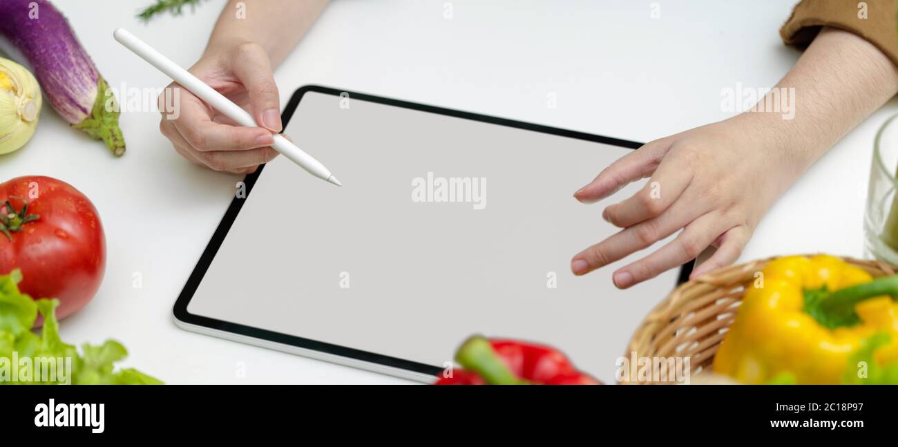 Hand electronic menu tablet hi-res stock photography and images - Alamy