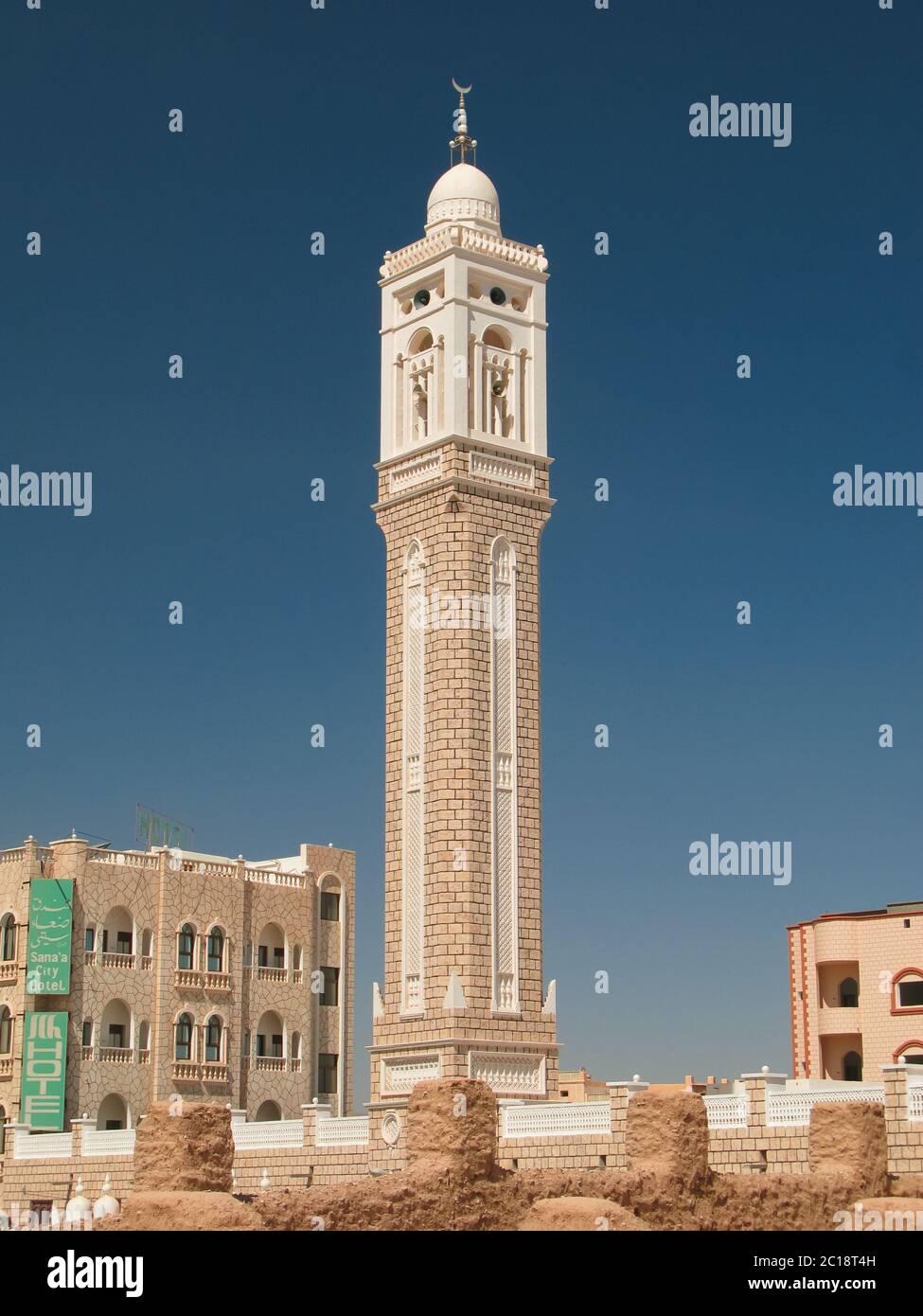 Exterior view of Aljama' Mosque, Seiyun, Hadhramaut, Yemen Stock Photo ...