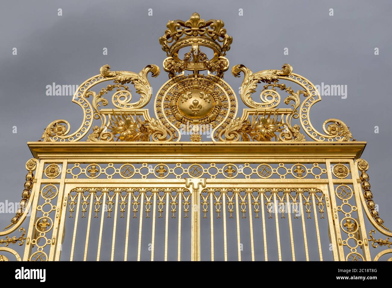 French chateau front gate hi-res stock photography and images - Alamy
