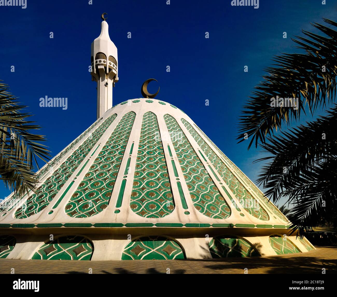 Exterior view to Fatima mosque, Kuwait Stock Photo - Alamy