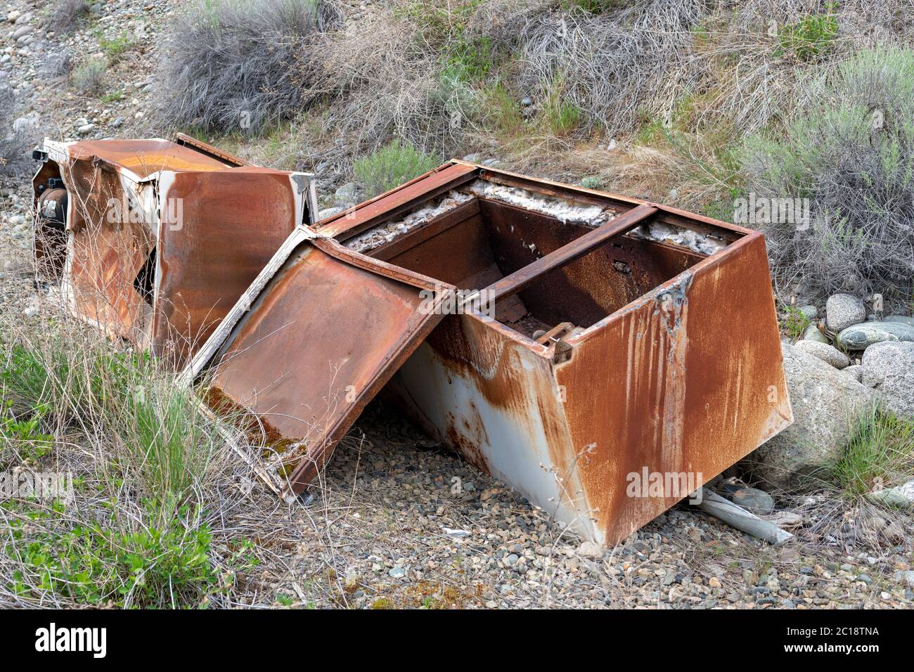 Broken refrigerators hi-res stock photography and images - Alamy