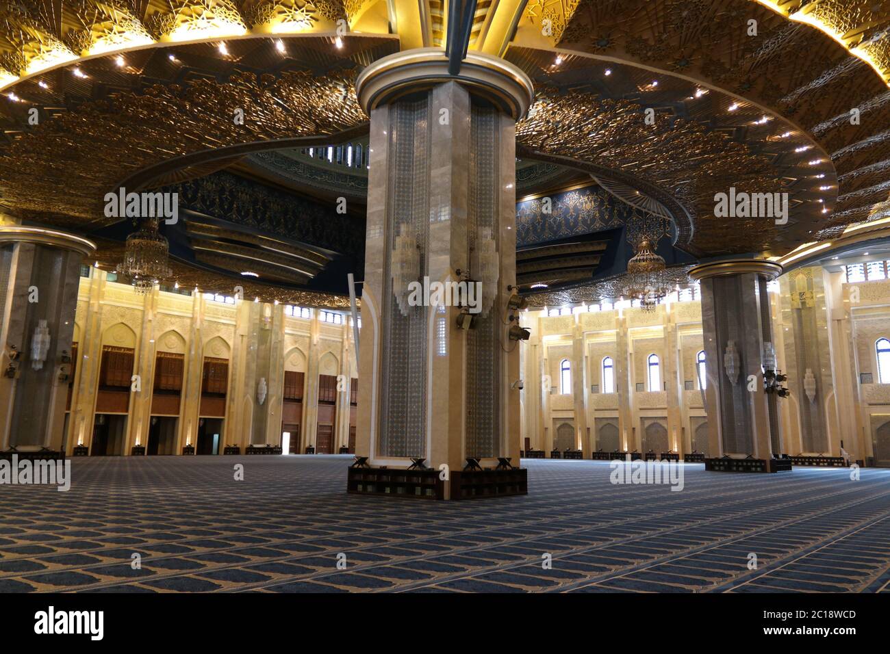 Kuwait Grand Mosque interior Stock Photo - Alamy