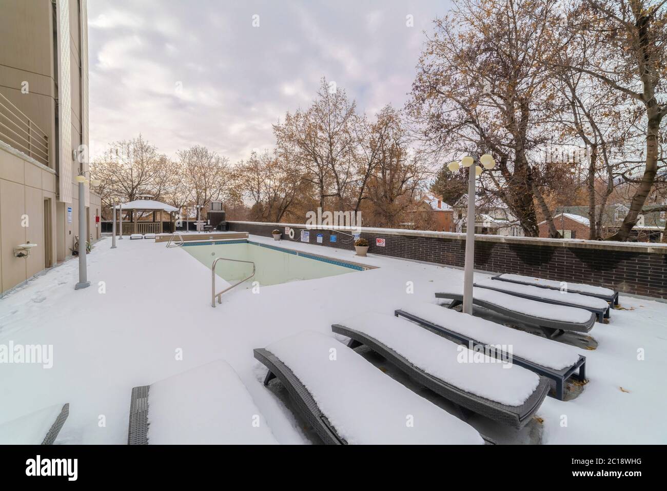 Lounge chairs around swimming hi-res stock photography and images - Alamy