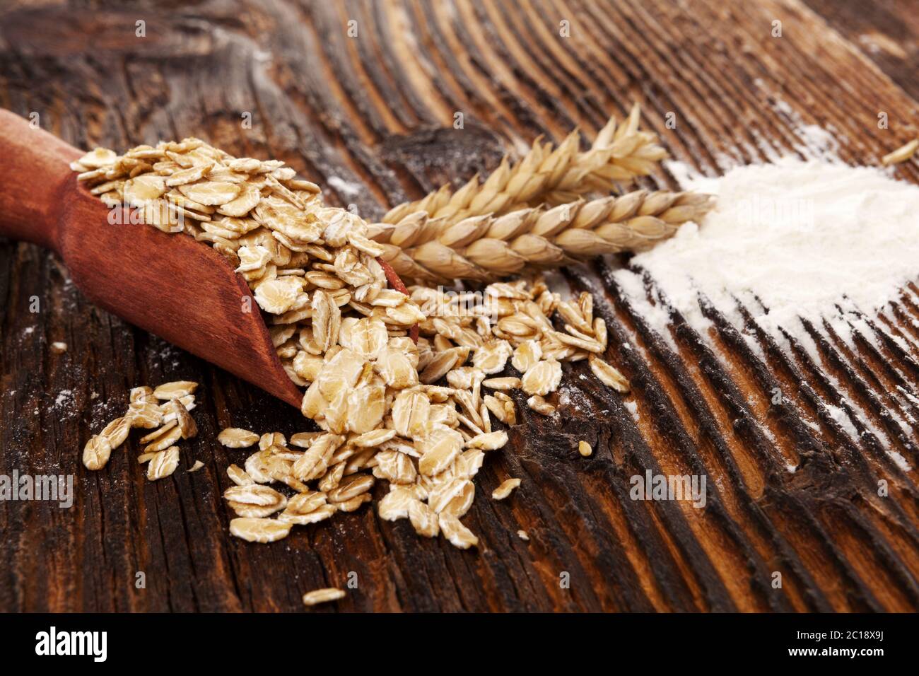 Oatmeal flakes in spoon and wholegrain flour Stock Photo - Alamy