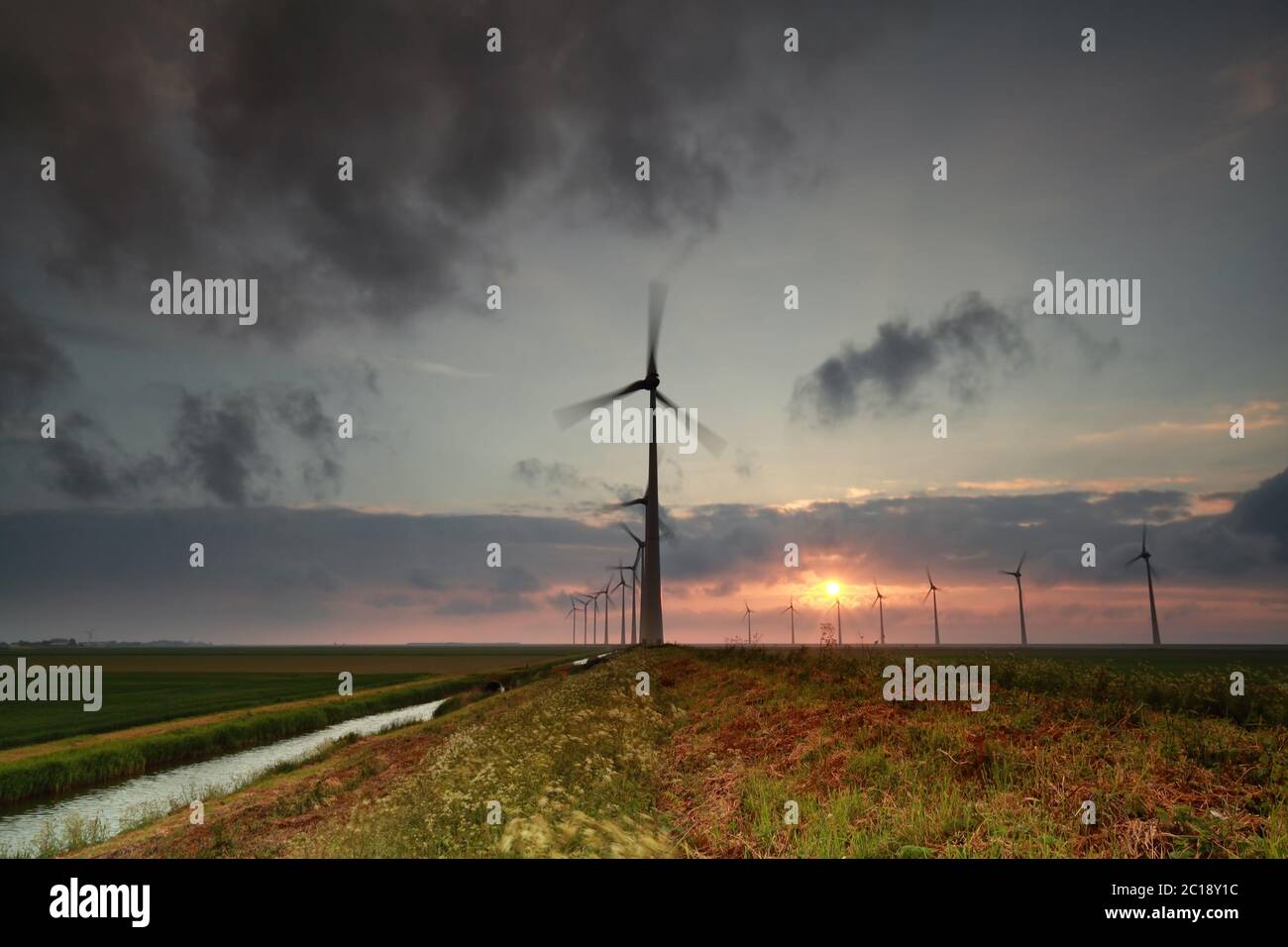 Horizon sunset and turbines hi-res stock photography and images - Alamy