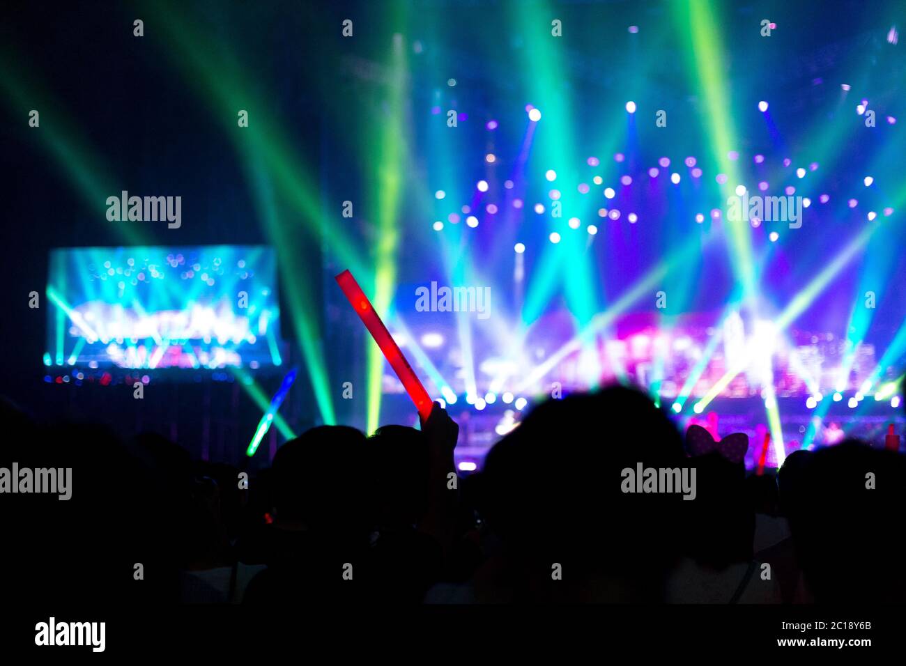 Very crowded concert hi-res stock photography and images - Alamy