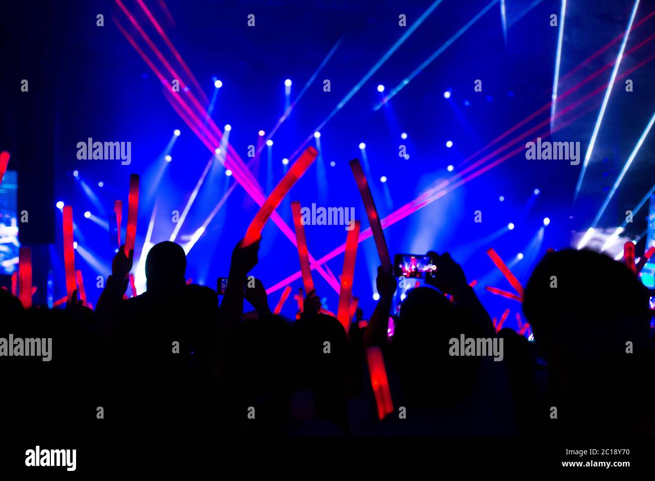 Very crowded concert hi-res stock photography and images - Alamy