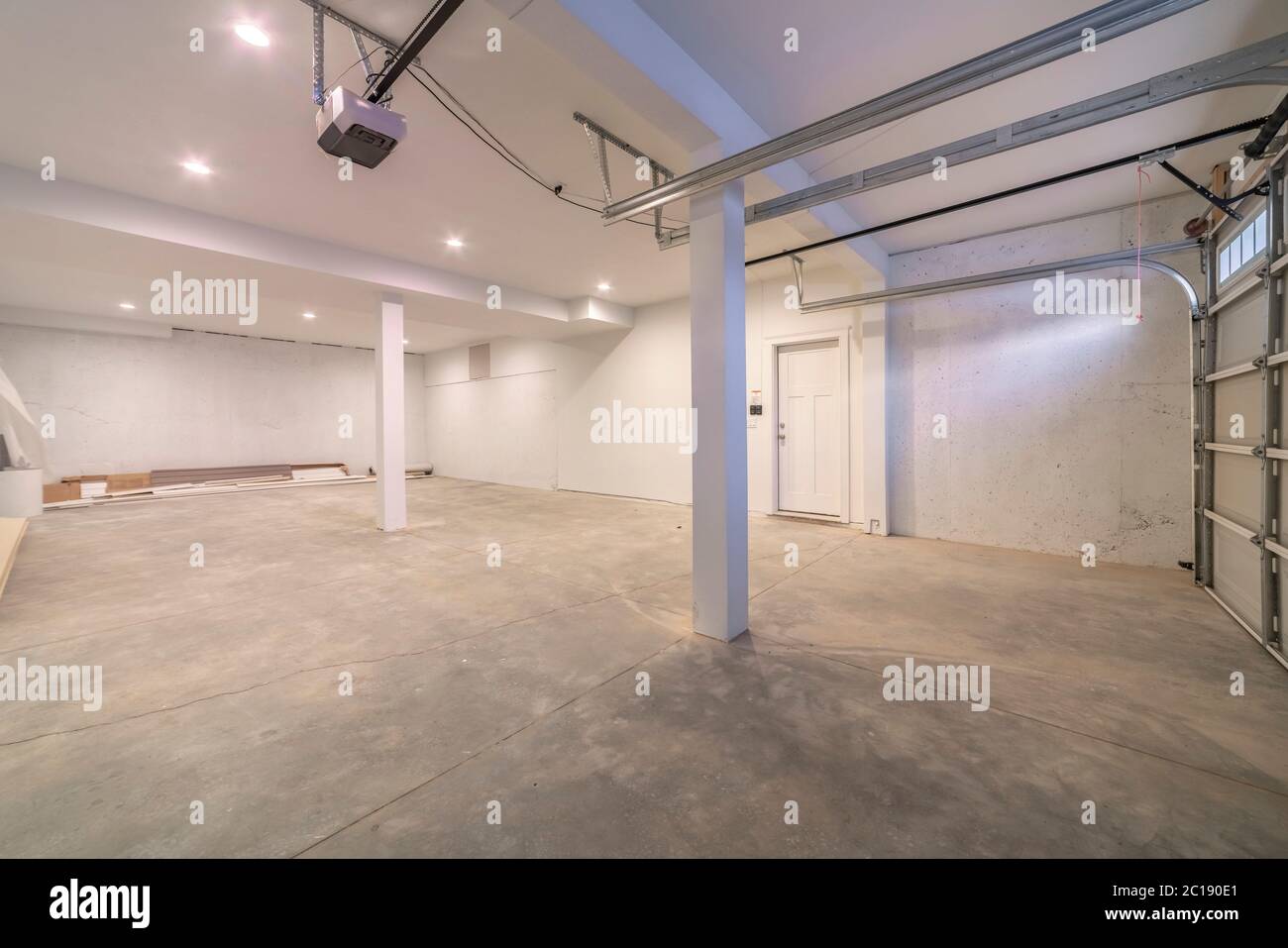 Empty garage interior with automatic motor interior Stock Photo - Alamy