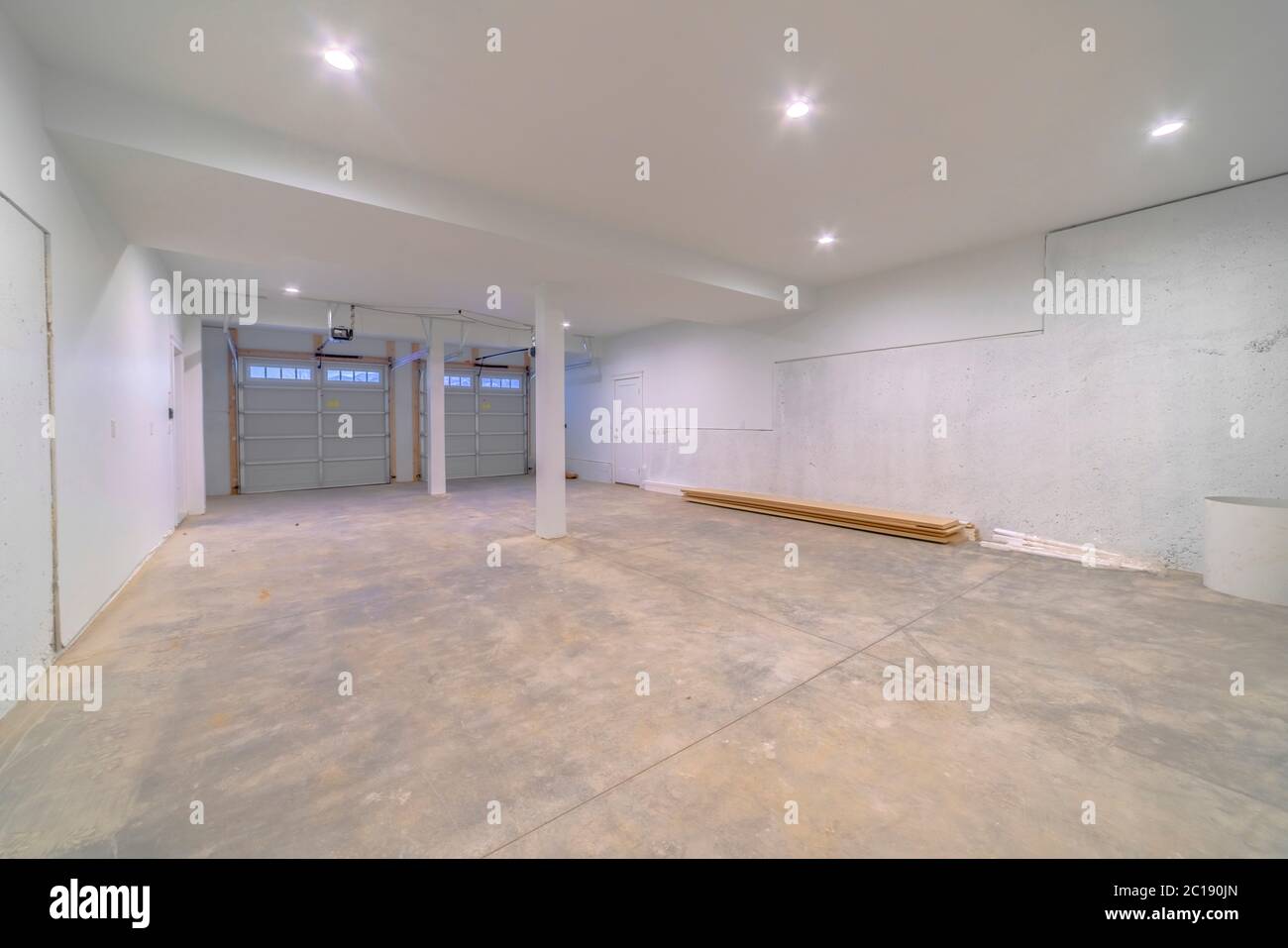 Large white clean empty garage for cars Stock Photo - Alamy