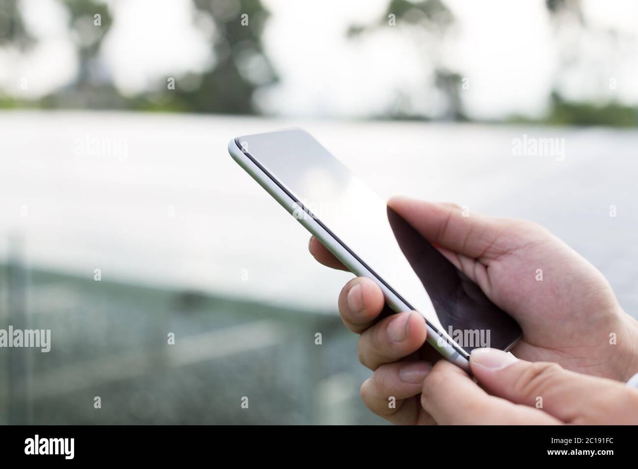 hand with mobile phone outdoors Stock Photo - Alamy