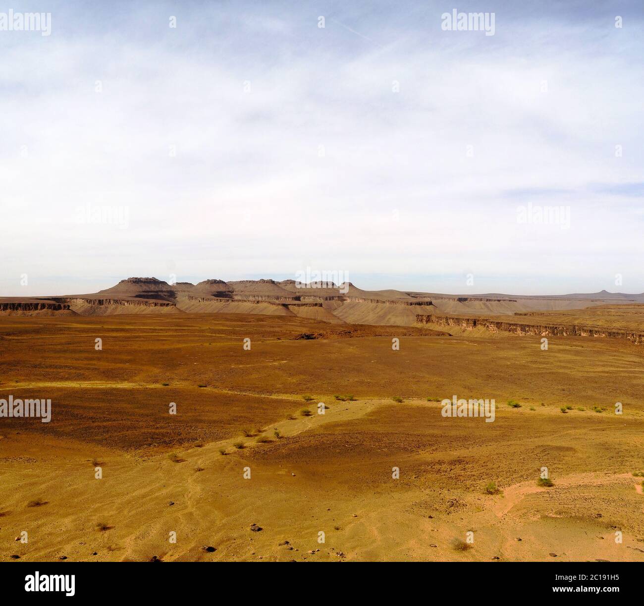 Panorama with Adrar mountain near Terjit, rocks and gorge, Mauritania ...