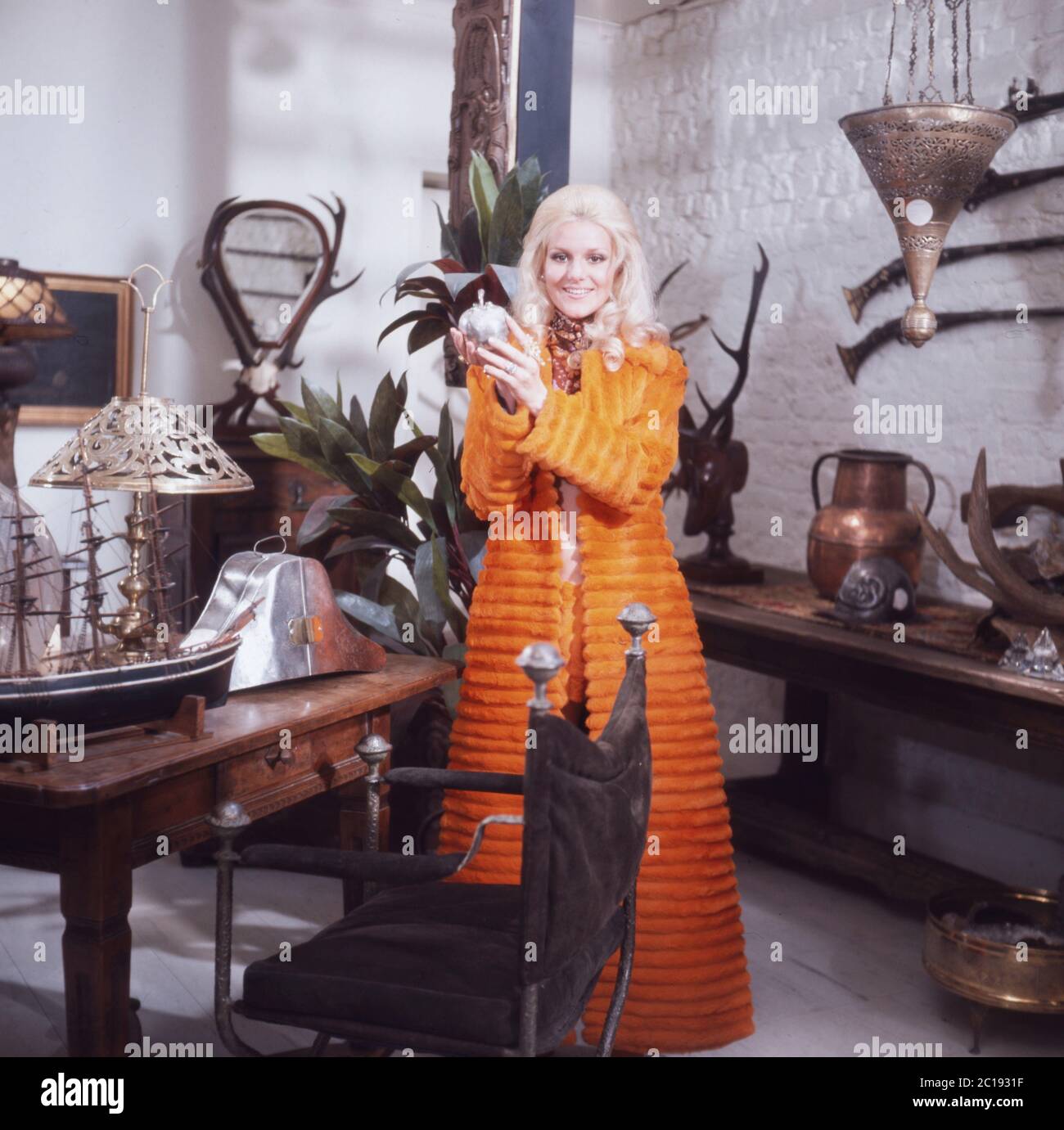 Peggy March, amerikanische Pop- und Schlagersängerin, posiert in einer ...