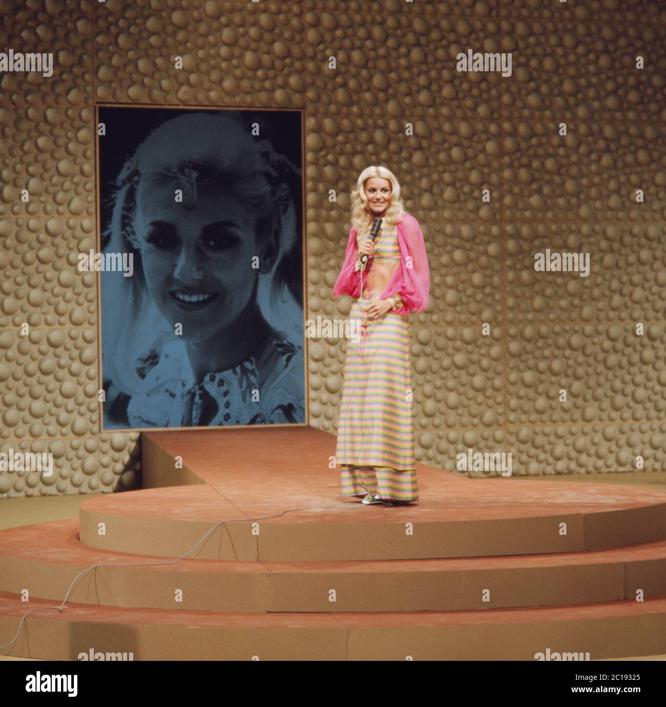 The 1975 band performing hi-res stock photography and images - Alamy