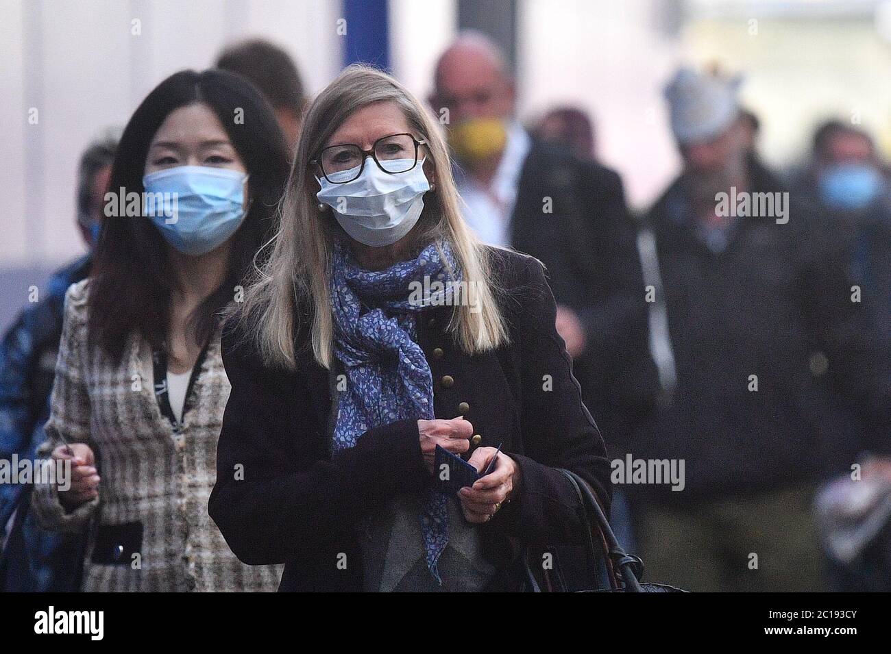 Passengers wearing face masks waterloo station hi-res stock photography ...