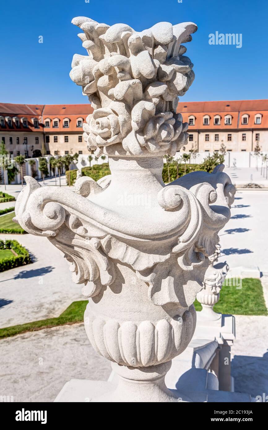 Courtyard sculpture hi-res stock photography and images - Alamy