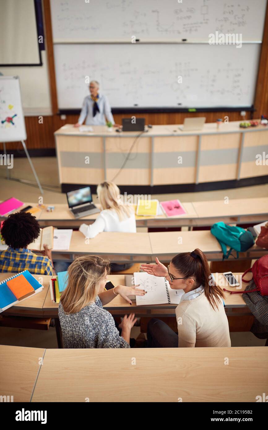 College students lecture hall hi-res stock photography and images - Alamy