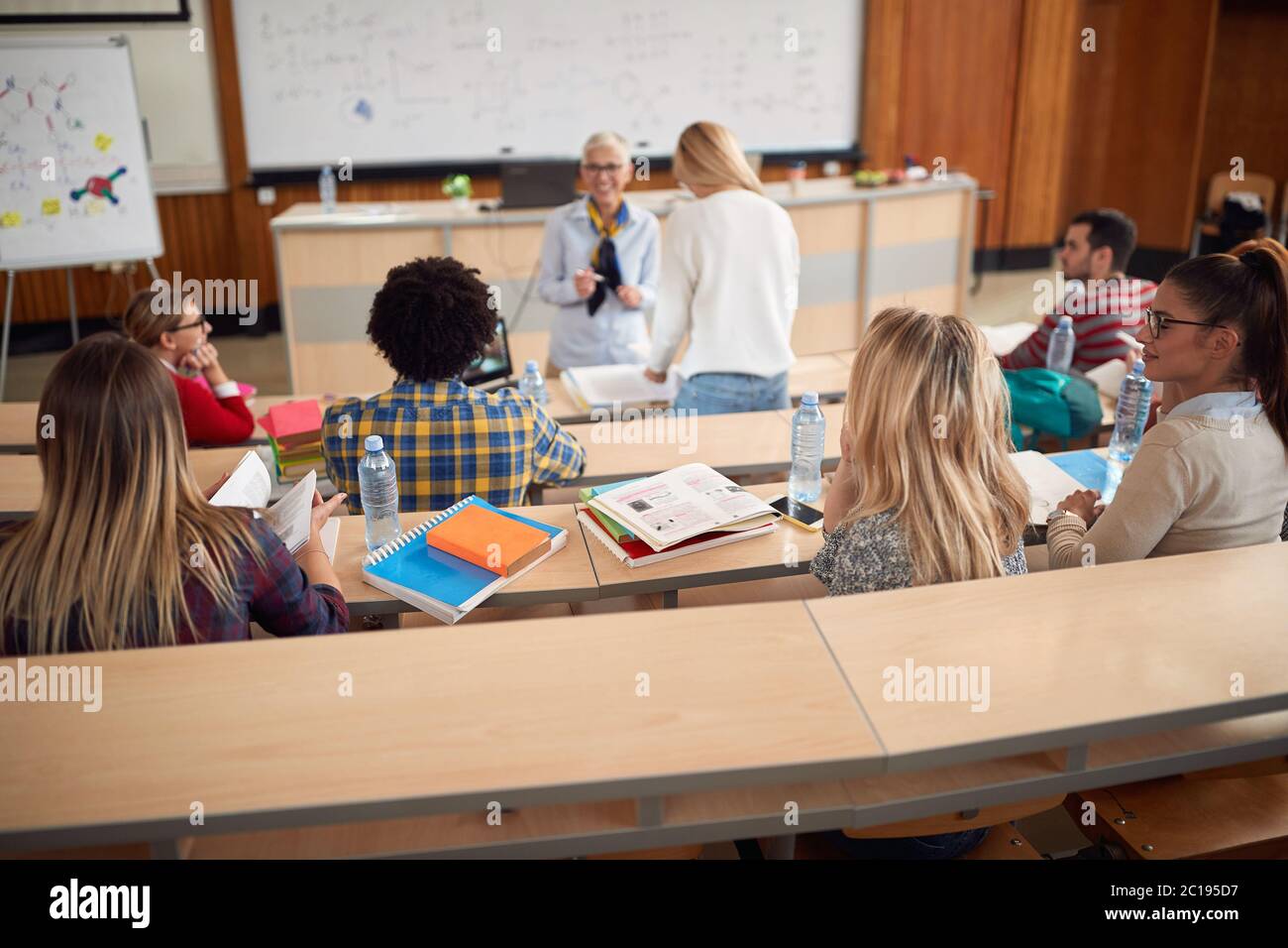Professor explaining the lecture to the students in amphitheater Stock ...