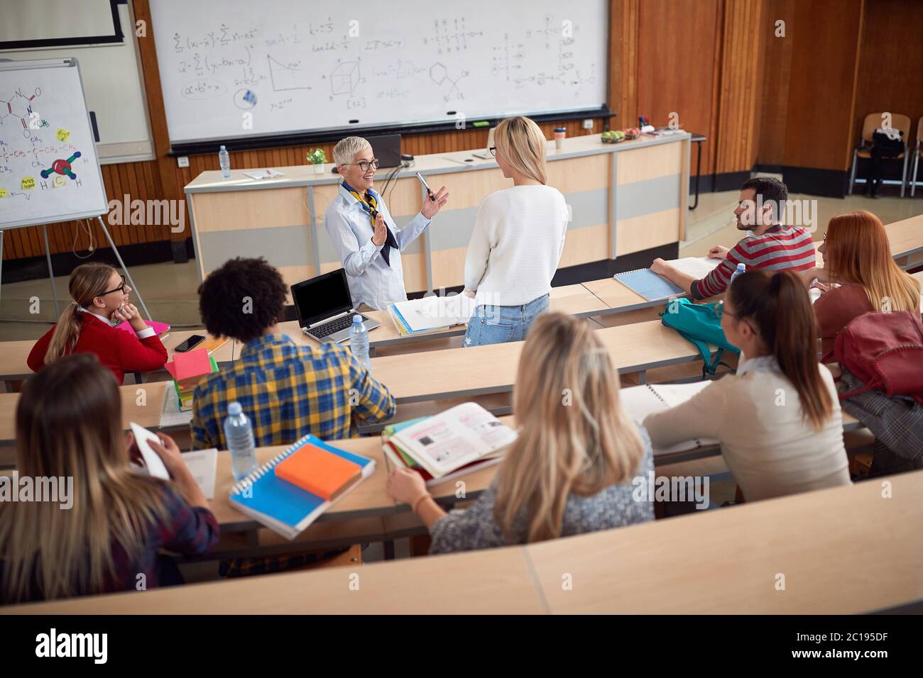 Professor explaining the lecture to the students in amphitheater Stock ...
