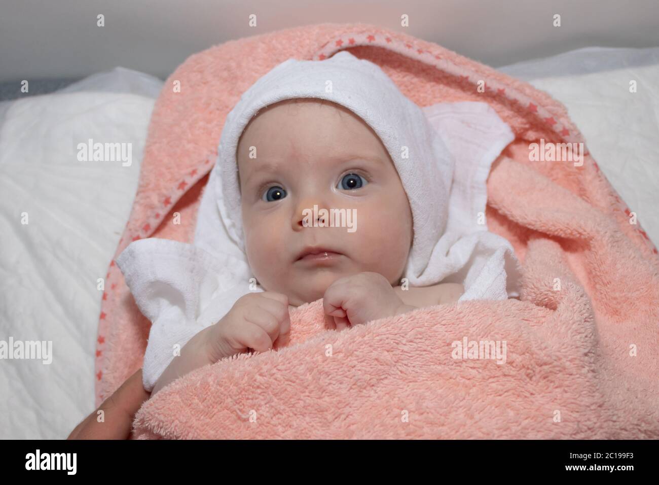 Child towel back girl hi-res stock photography and images - Alamy