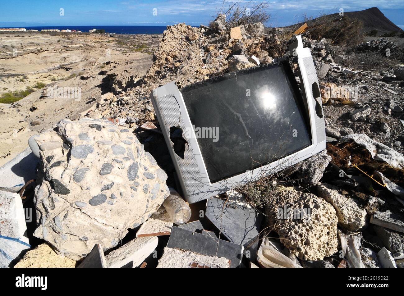 Broken tv hi-res stock photography and images - Alamy