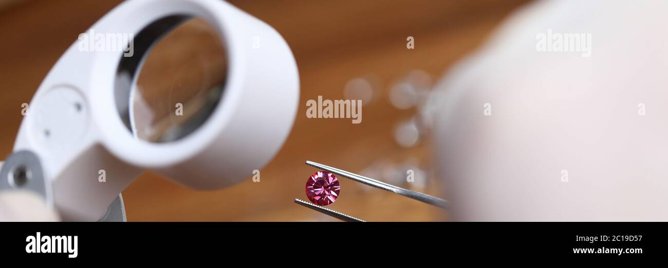Diamond magnifying glass hi-res stock photography and images - Alamy