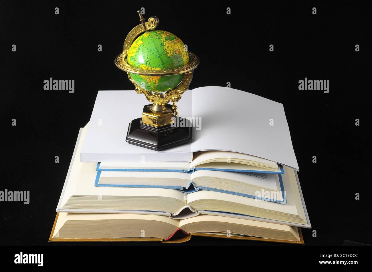 Empty book hi-res stock photography and images - Alamy