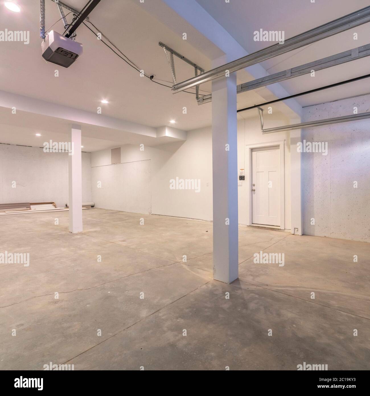 Square crop Empty garage interior with automatic motor interior Stock ...
