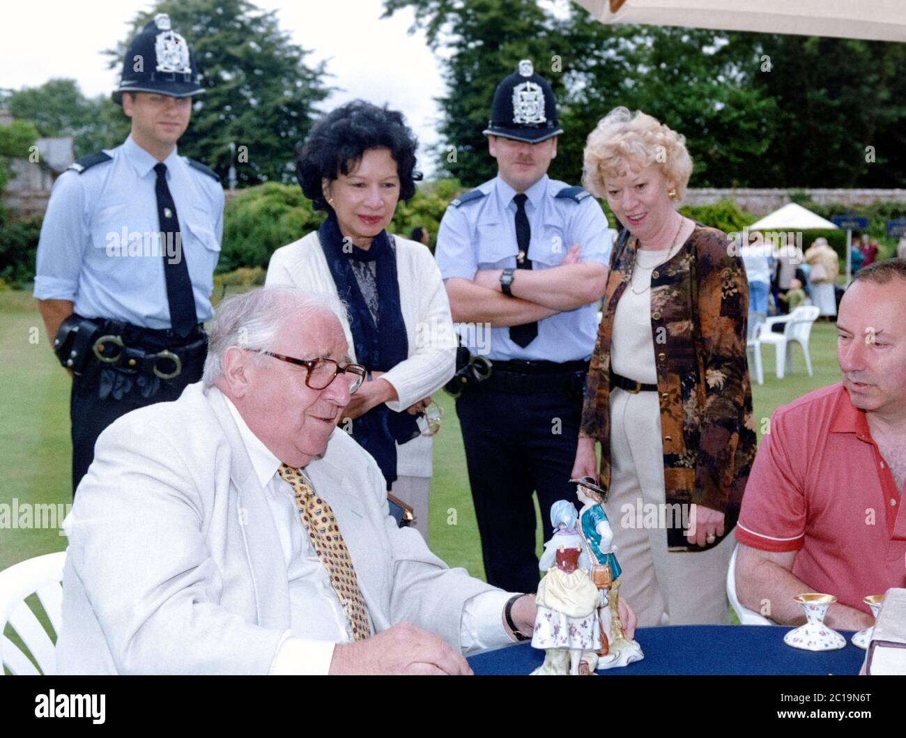 Bbc antiques roadshow presenter hi-res stock photography and images - Alamy