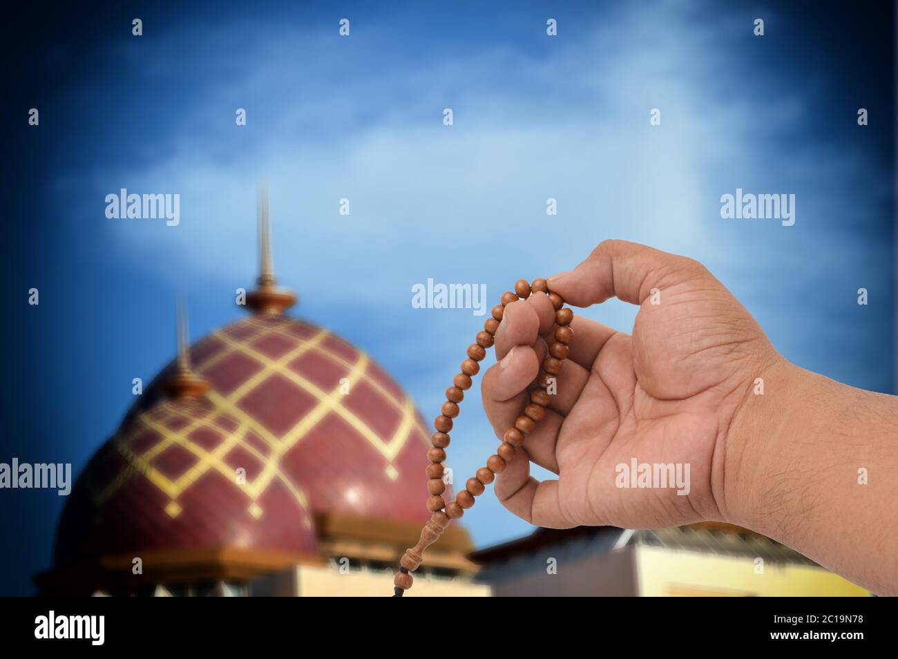 Muslim male hands holding rosary Stock Photo - Alamy